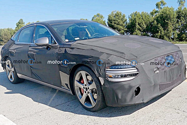 "이게 진짜였어?"... 제네시스, 40인치 초대형 디스플레이 탑재한 '신형 G80' 테스트카 포착