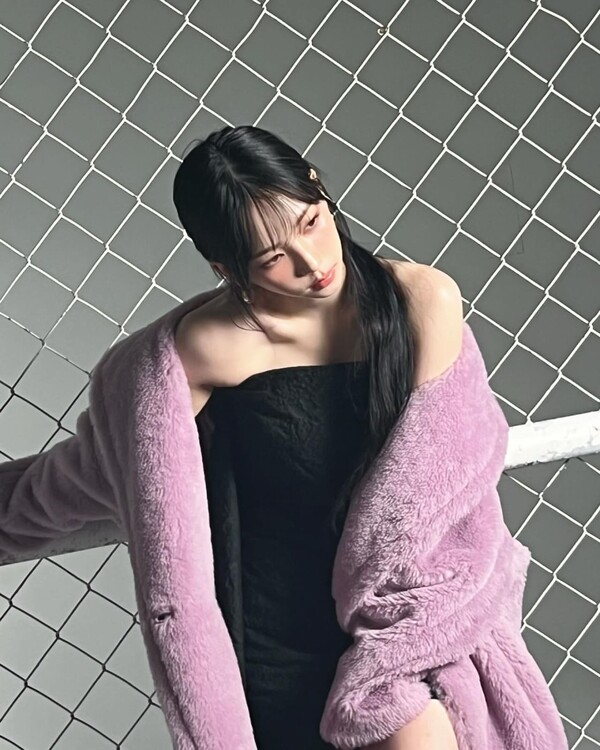 "터질 것 같네"... 에스파 카리나, 오프숄더 원피스 입고 흘러내릴 듯한 몸매 공개